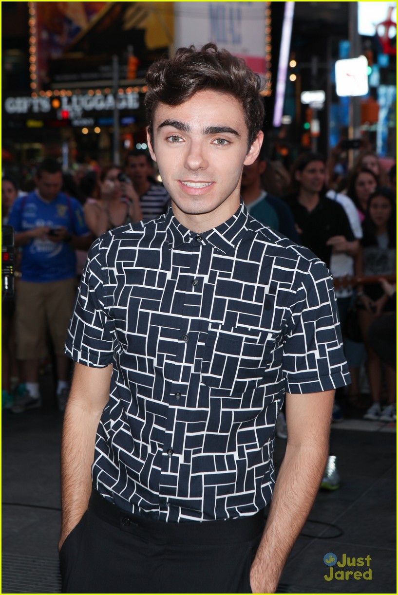 Nathan Sykes Takes Over Times Square For Video Shoot | Photo 842449 ...