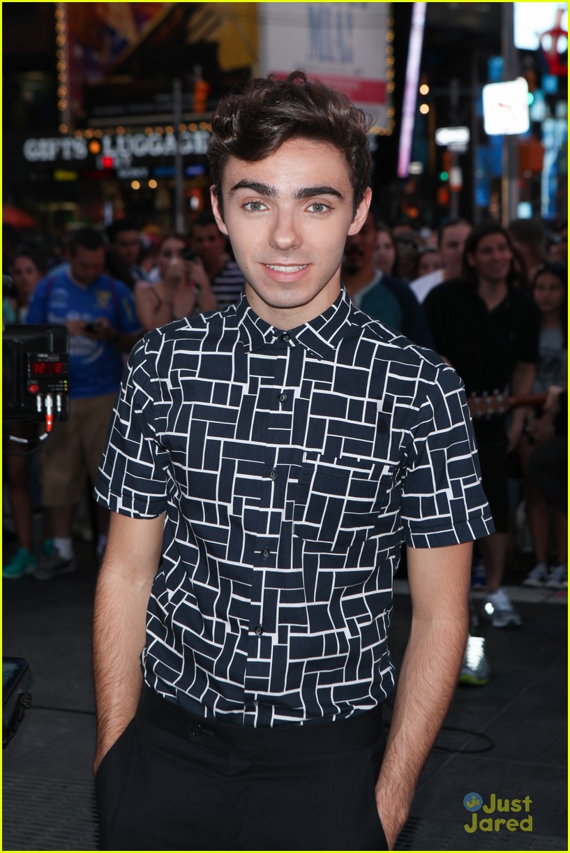 Nathan Sykes Takes Over Times Square For Video Shoot | Photo 842462 ...