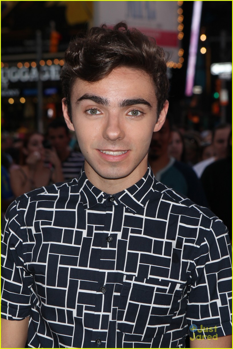 Nathan Sykes Takes Over Times Square For Video Shoot | Photo 842471 ...