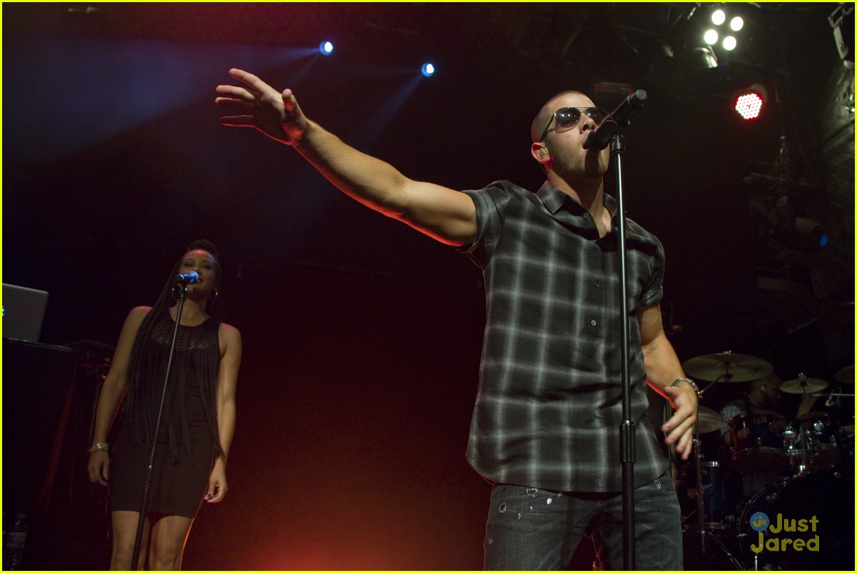 Full Sized Photo of nick jonas london gig performance pics 19 | Nick ...