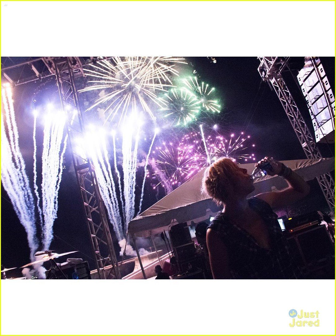 Ross & Riker Lynch Go Shirtless For Fourth Of July Concert in Bahamas ...