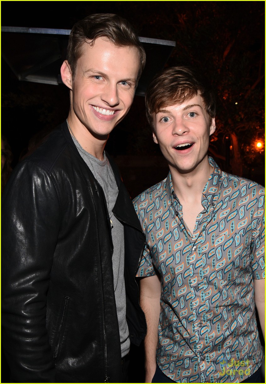 Scream's Willa Fitzgerald Meets Heroes Reborn's Danika Yarosh at Comic ...