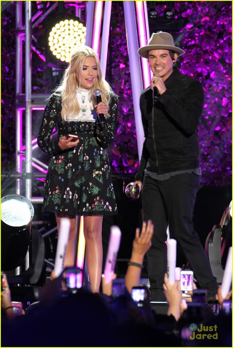 Willow Shields Picks Up 'Hunger Games' Fandom Of Year Award At Comic ...