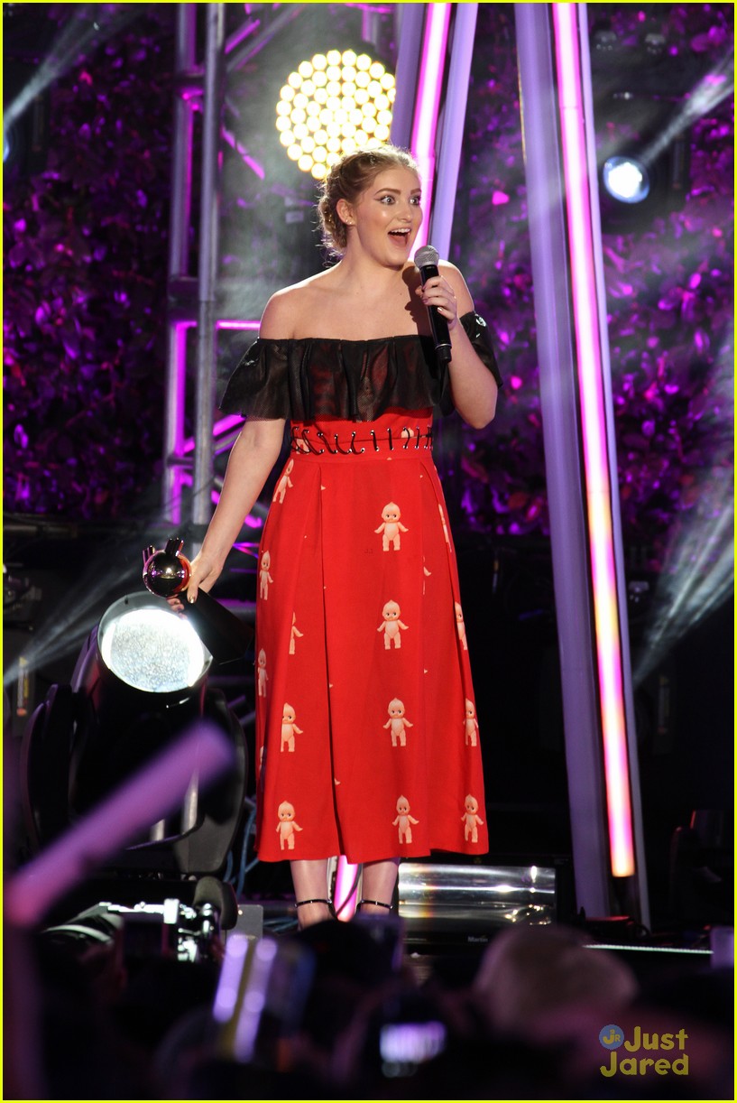 Willow Shields Picks Up 'Hunger Games' Fandom Of Year Award At Comic ...