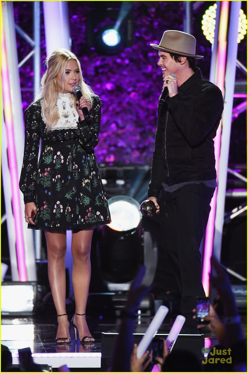 Willow Shields Picks Up 'Hunger Games' Fandom Of Year Award At Comic ...