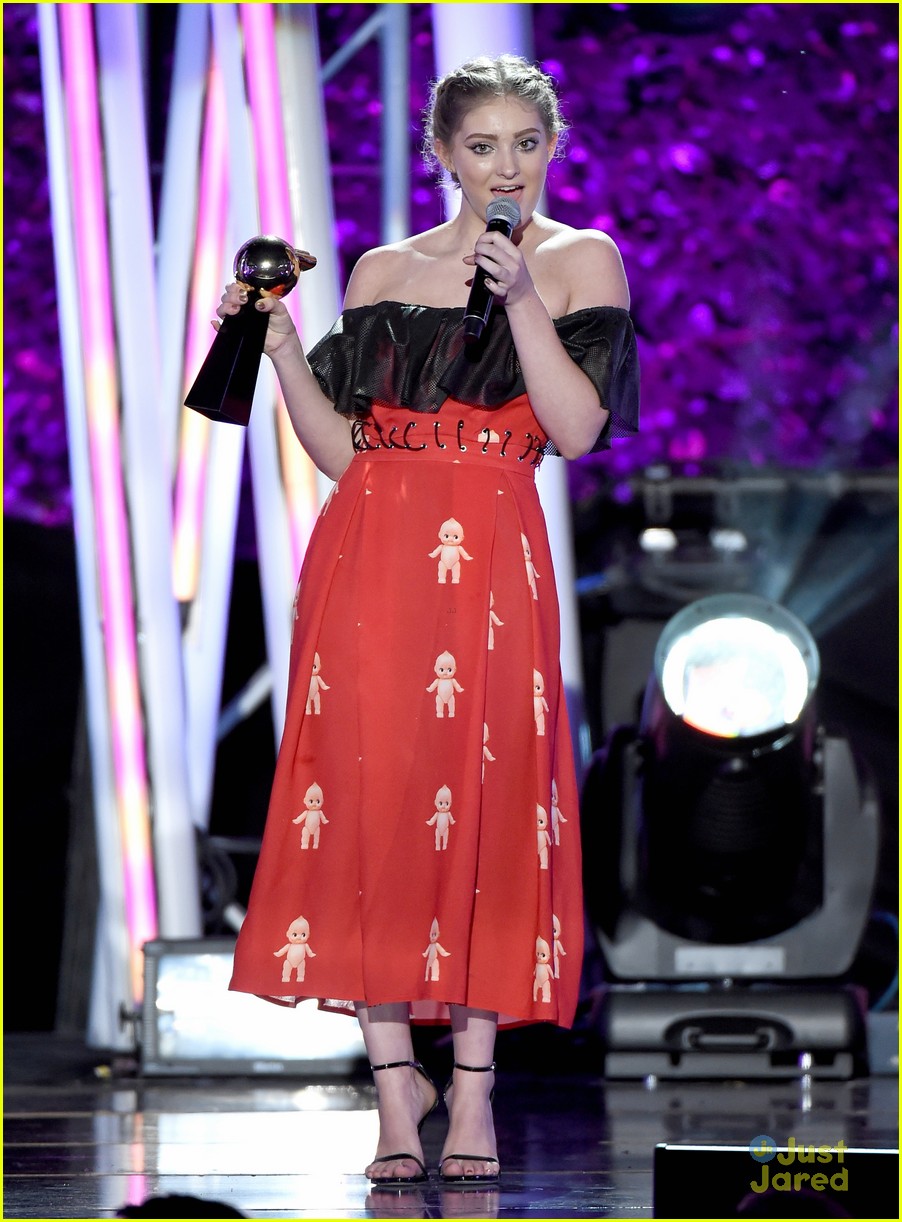 Willow Shields Picks Up 'Hunger Games' Fandom Of Year Award At Comic ...