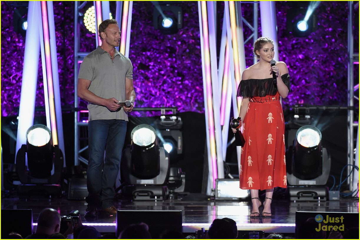 Willow Shields Picks Up 'Hunger Games' Fandom Of Year Award At Comic ...