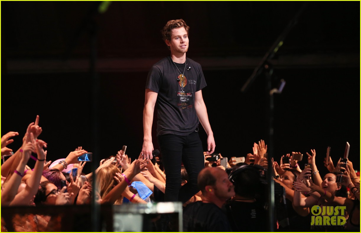 5 Seconds of Summer Rock the 'Vevo Certified Live' Stage! | Photo ...