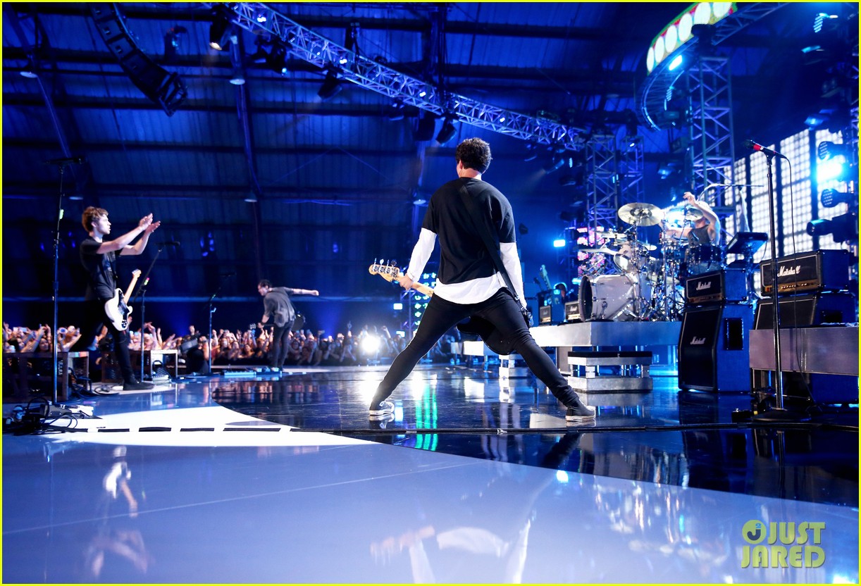 5 Seconds of Summer Rock the 'Vevo Certified Live' Stage! | Photo ...