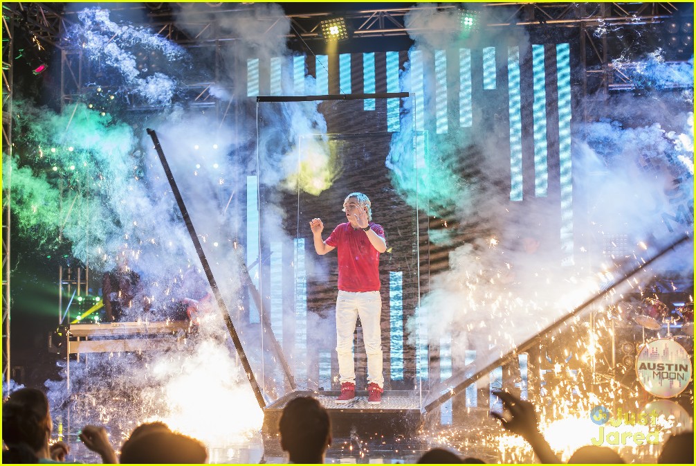 Austin Gets Stuck Inside A Box For His Comeback Concert on 'Austin ...