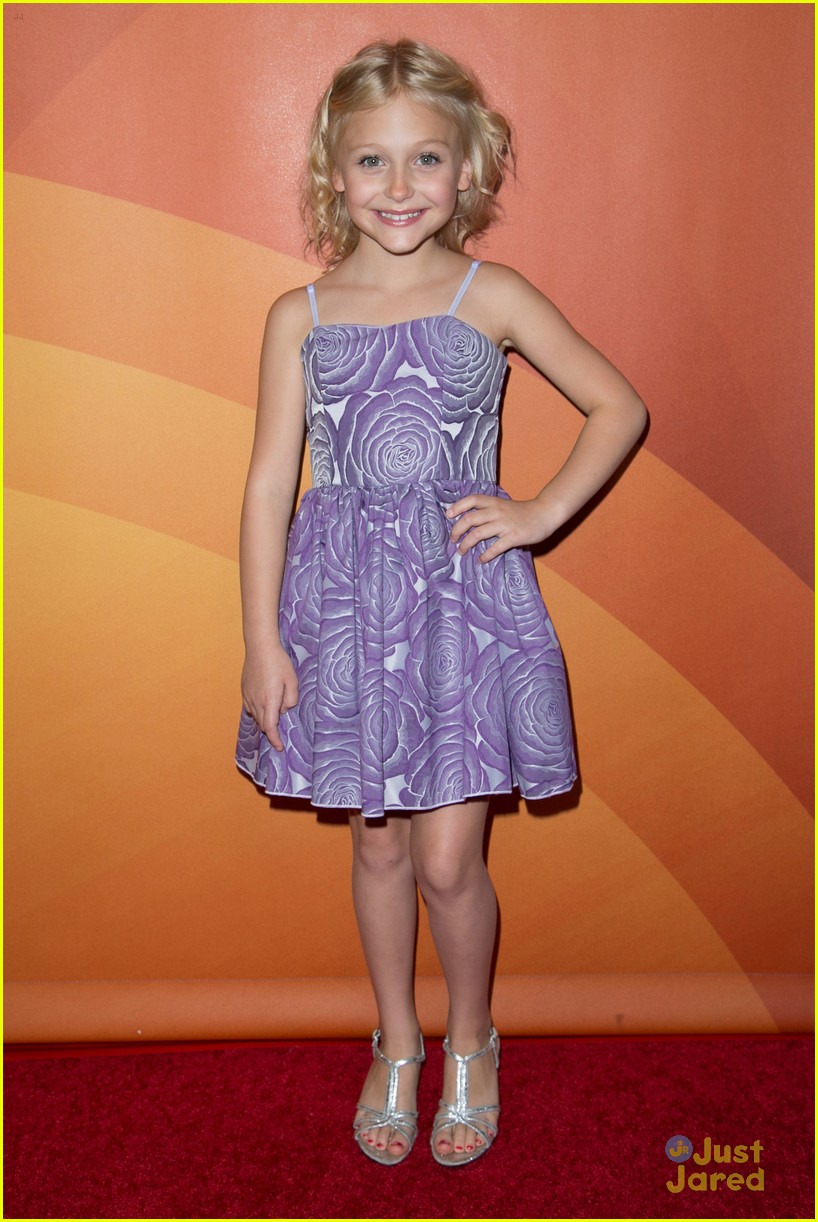 Alyvia Alyn Lind Joins Dolly Parton For Coat Of Many Colors Tca Panel