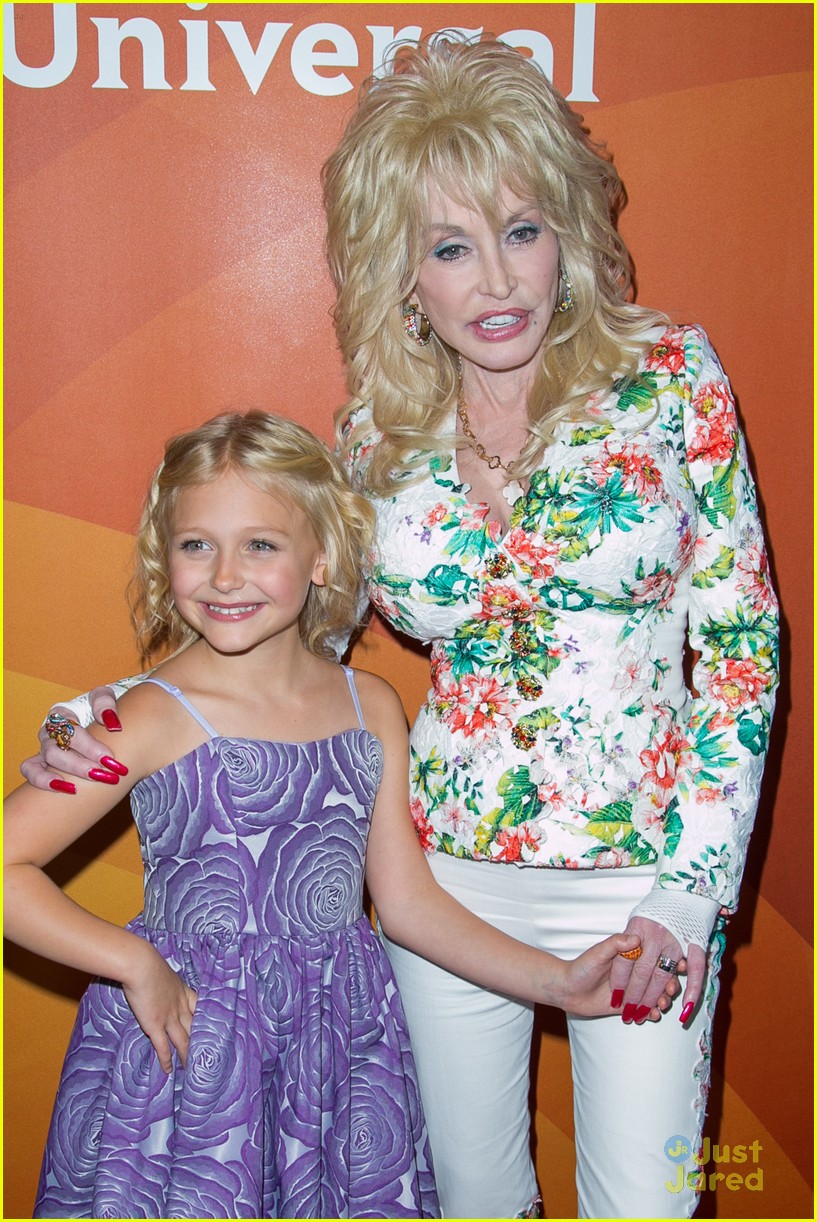 Alyvia Alyn Lind Joins Dolly Parton For Coat Of Many Colors Tca Panel