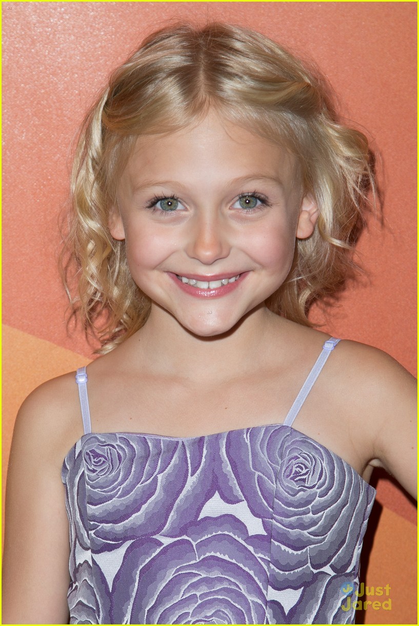 Alyvia Alyn Lind Joins Dolly Parton For Coat Of Many Colors Tca Panel