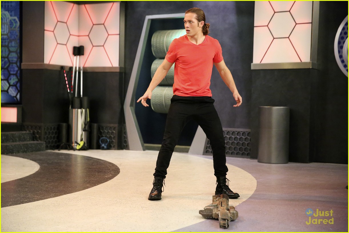 Leo Howard Guest Stars On Tonights Lab Rats Bionic Island See Exclusive Pics Photo
