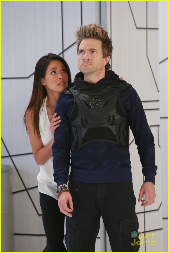 Leo Howard Guest Stars on Tonight's 'Lab Rats: Bionic Island' - See ...