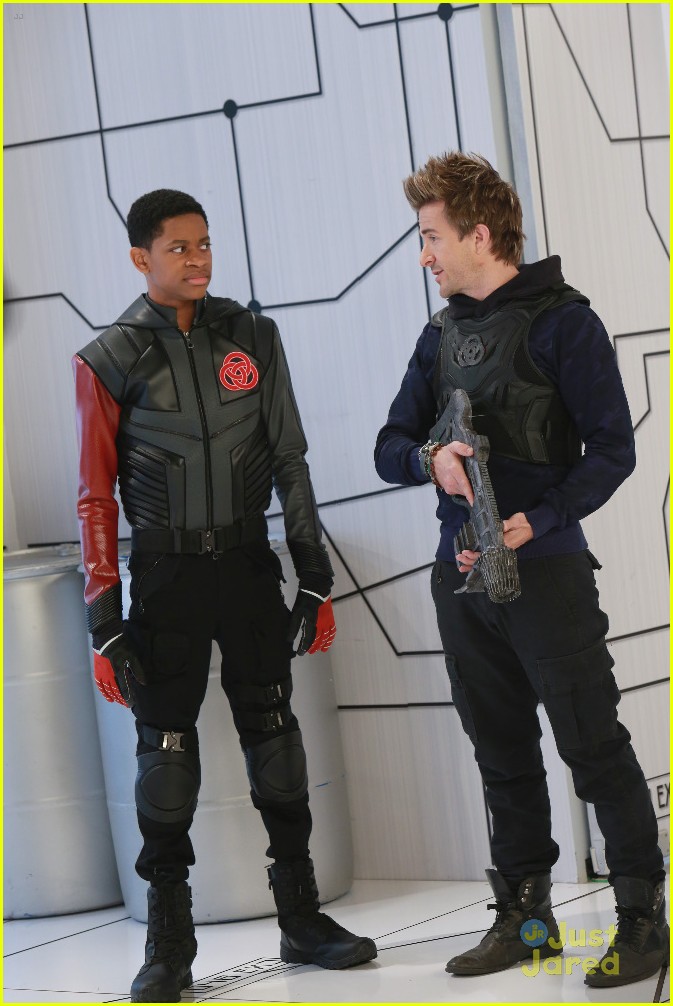 Leo Howard Guest Stars on Tonight's 'Lab Rats: Bionic Island' - See ...