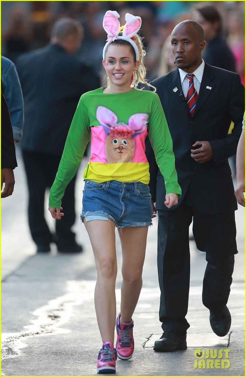 Miley Cyrus Dresses in a Disguise & Tricks People on the Street - Watch ...
