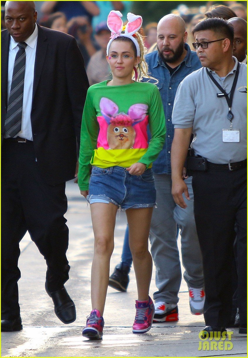 Miley Cyrus Dresses in a Disguise & Tricks People on the Street - Watch ...