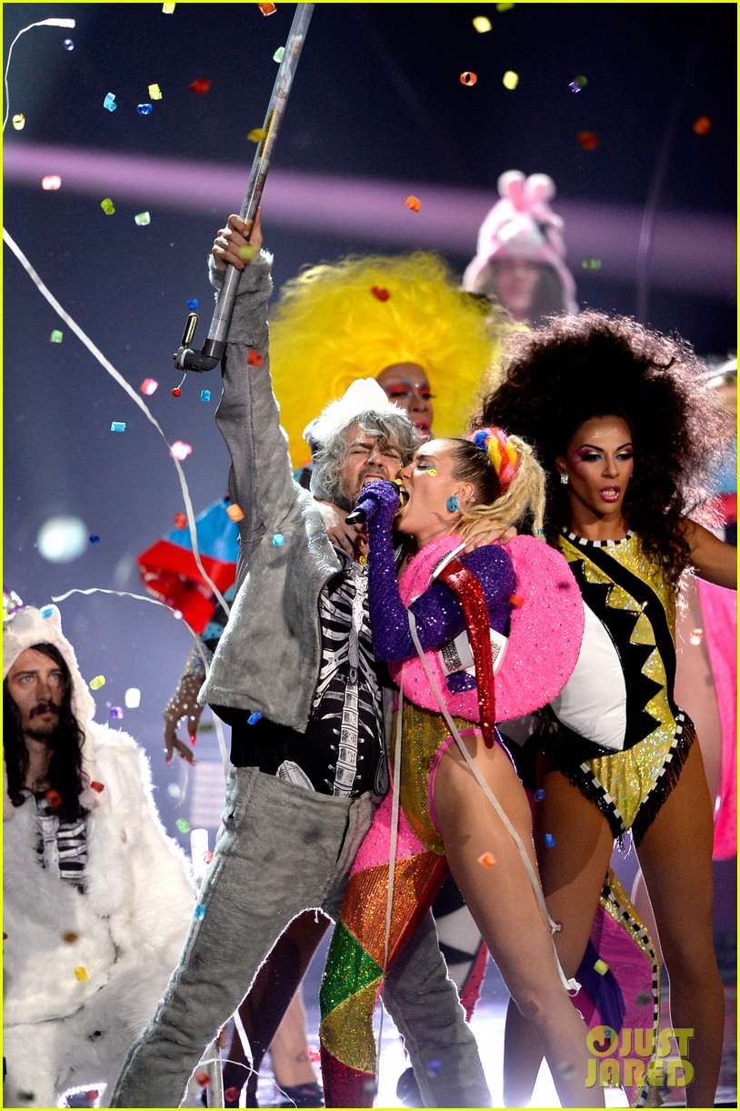 Miley Cyrus' MTV VMAs 2015 Performance (Video) | Photo 858393 - Photo ...