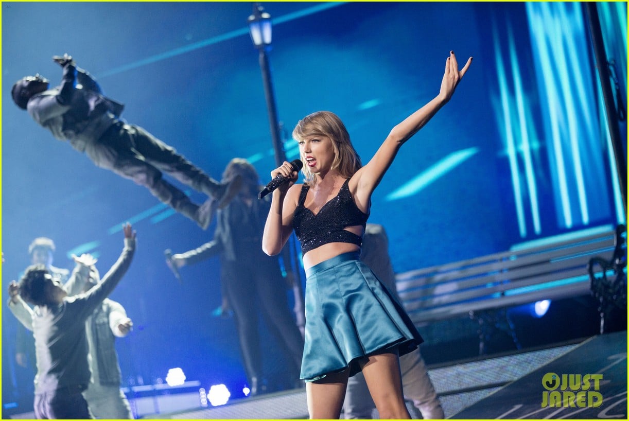 Taylor Swift Gets Emotional Singing 'Ronan' in Concert - Watch Now ...