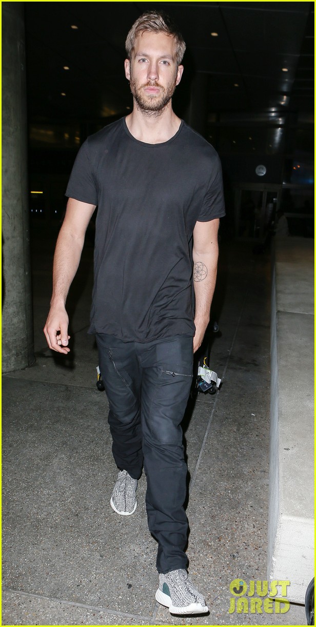 Taylor Swift Says She Only Takes Selfies When Other People Request Them ...