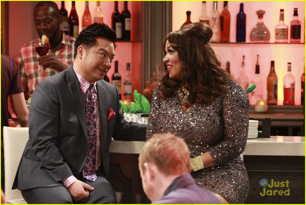 Keegan Allen Guest Stars On Tonight's 'Young & Hungry'! | Photo 856178 ...