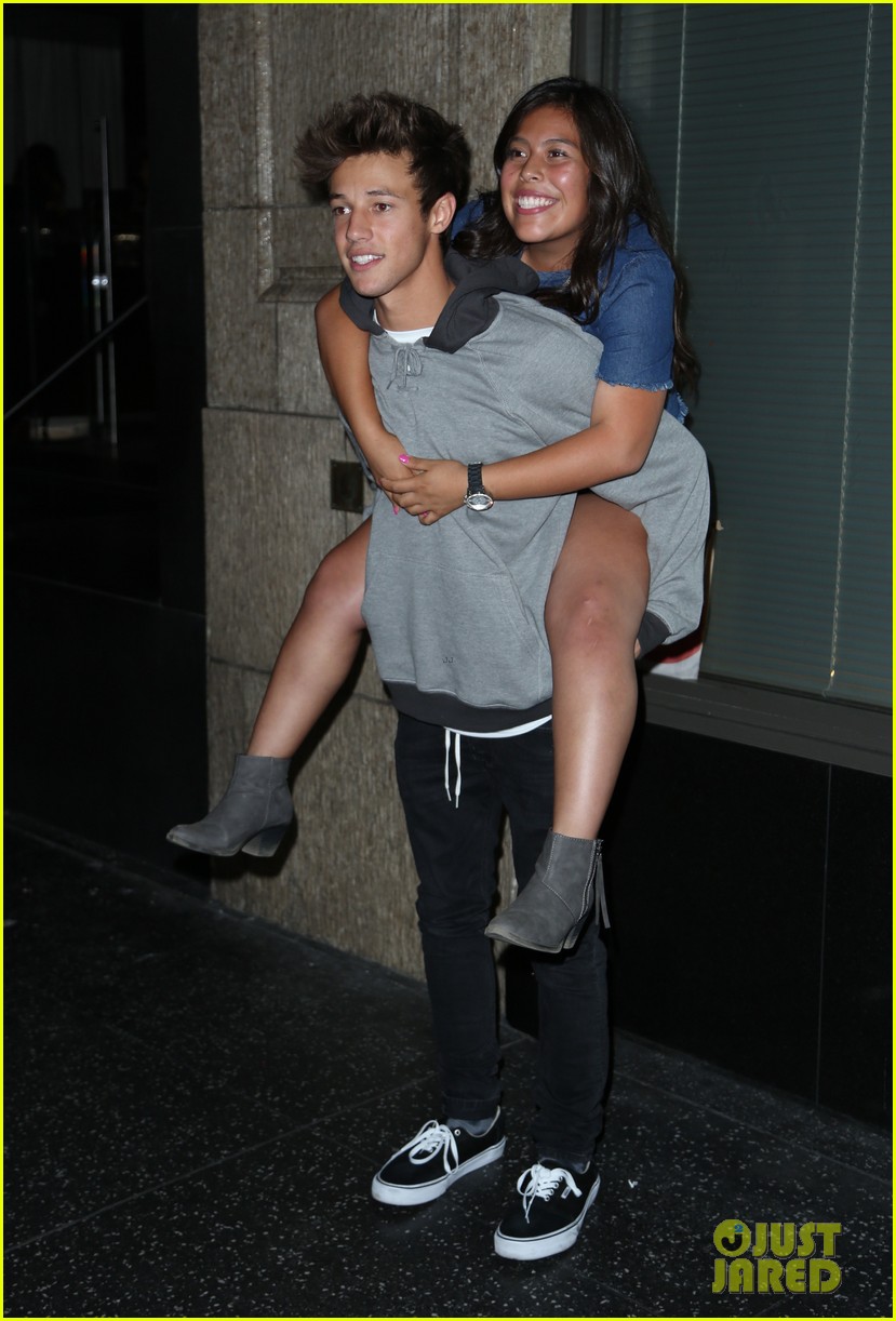 Cameron Dallas Gives His Fan a Piggyback Ride! | Photo 865082 - Photo ...