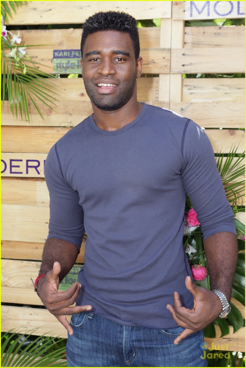 Dylan Sprayberry Brings Sister Ellery To Emmy Awards Style Lounge ...