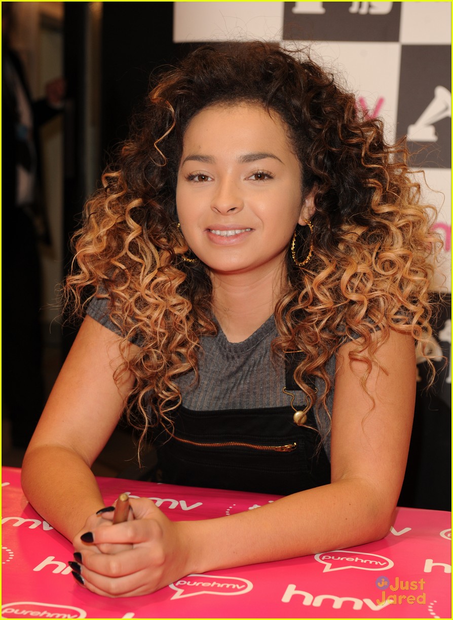 Ella Eyre Snaps Cute Selfies With Fans At 'Feline' Album Signing ...