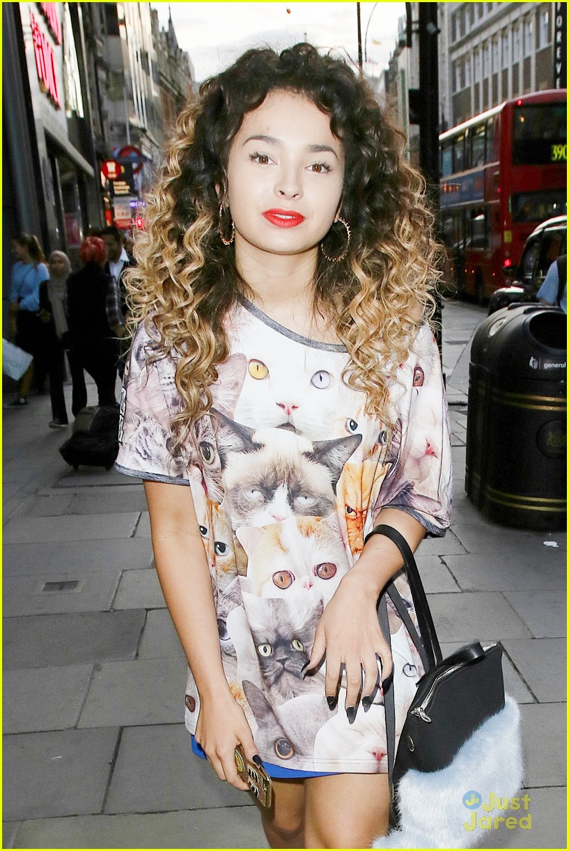 Full Sized Photo of ella eyre album signing selfies talks 06 | Ella ...