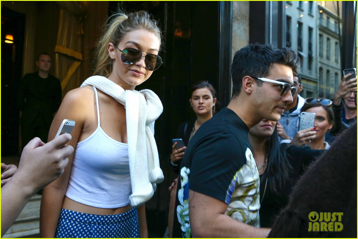 Full Sized Photo of gigi hadid responds to body shamers 12 | Gigi Hadid ... Full Sized Photo of gigi hadid responds to body shamers 12 | Gigi Hadid ...