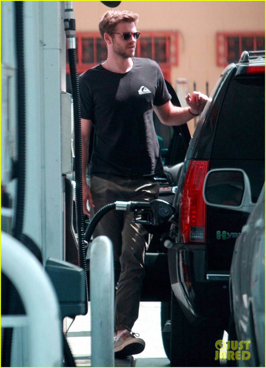 Liam Hemsworth Films a Fun Skit for 'Independence Day 2' | Photo 860163 ...
