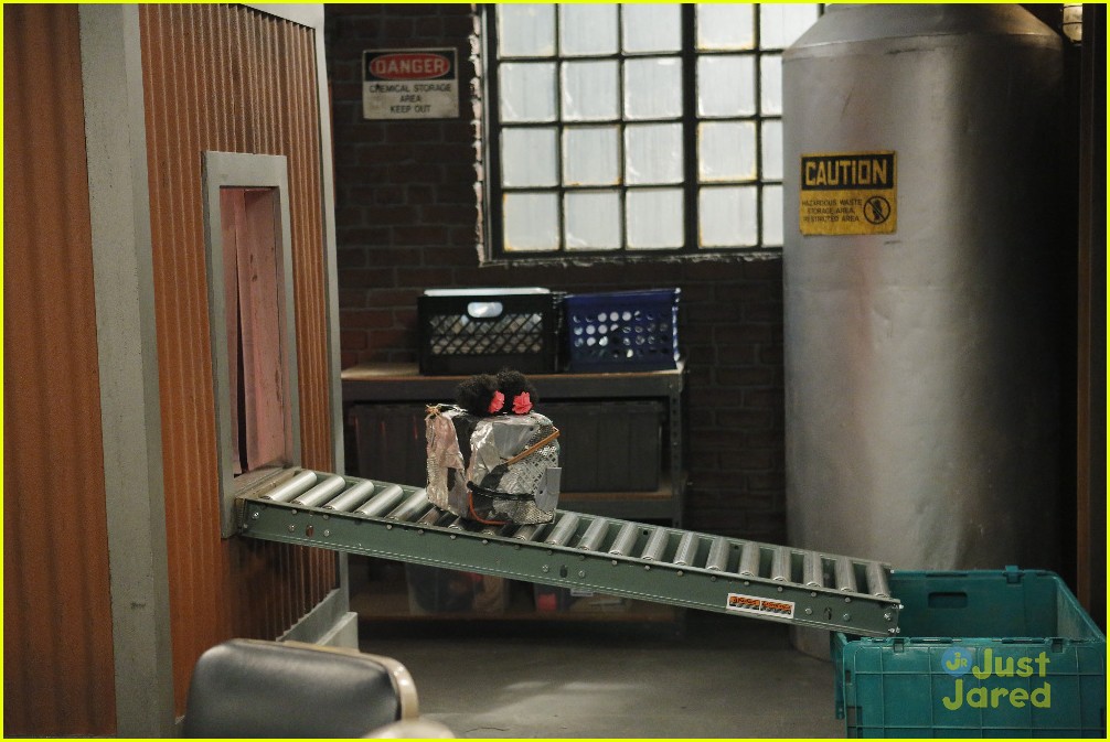 Full Sized Photo of kc undercover raven symone runaway robot special 13 ...