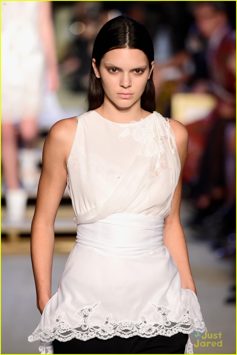 Full Sized Photo of kendall jenner givenchy show 22 | Kendall Jenner ... Full Sized Photo of kendall jenner givenchy show 22 | Kendall Jenner ...