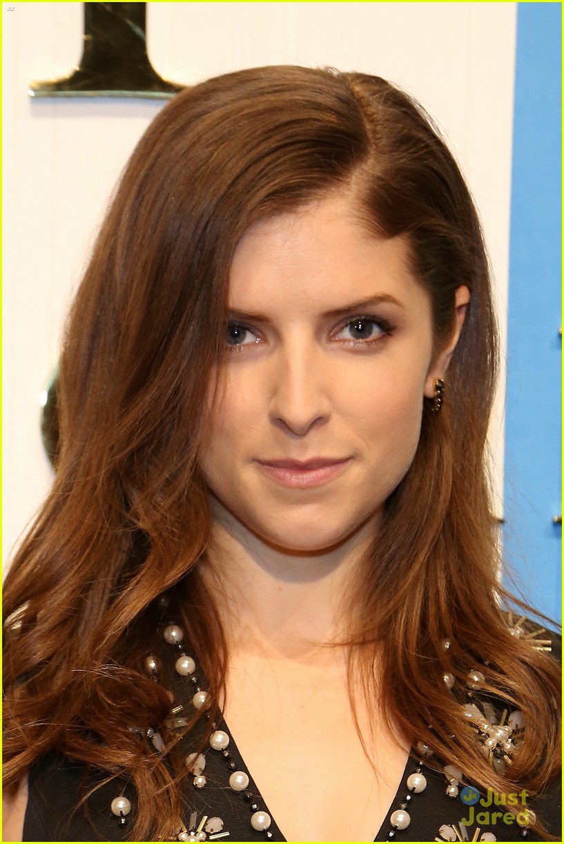 Anna Kendrick Goes 'Classic' for Kate Spade's NSFW Presentation | Photo ...