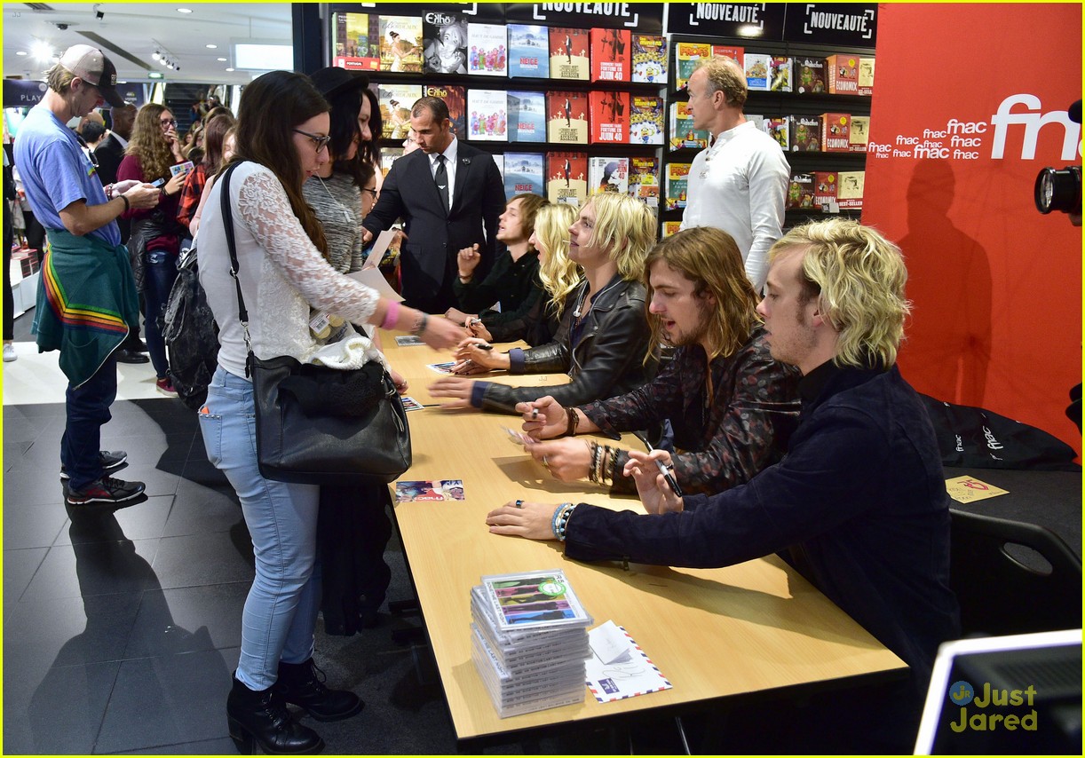 R5 Visit Venice Before Heading To Paris For Fan Meet & Greet | Photo ...