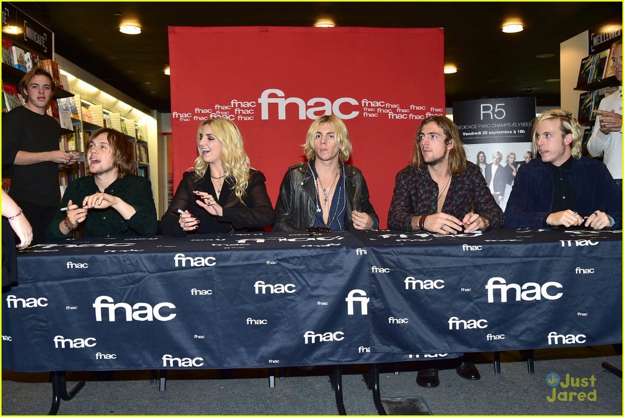 R5 Visit Venice Before Heading To Paris For Fan Meet & Greet | Photo ...