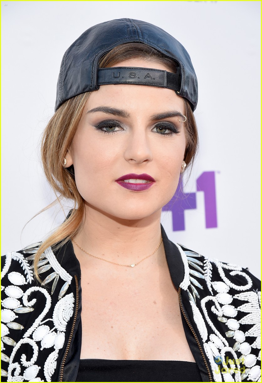 Tyler Oakley & Grace Helbig Host The Streamy Awards 2015 - See Winners ...