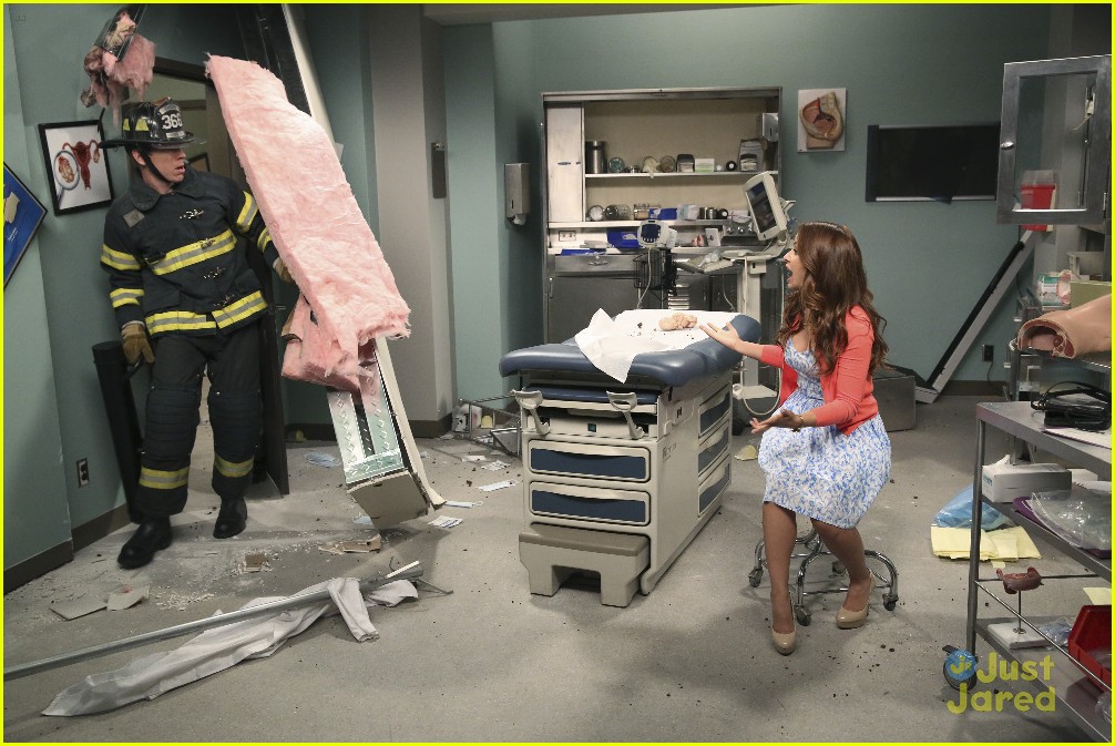 Gabi & Sofia Visit A Psychic On 'Young & Hungry' Tonight | Photo 865482 ...