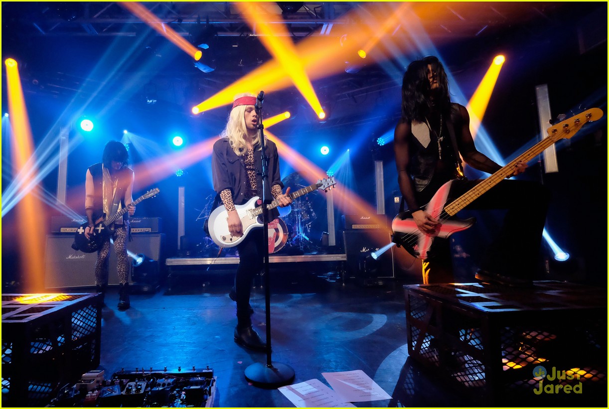 5 Seconds of Summer Dress Up As Poison For iHeartRadio's Halloween ...