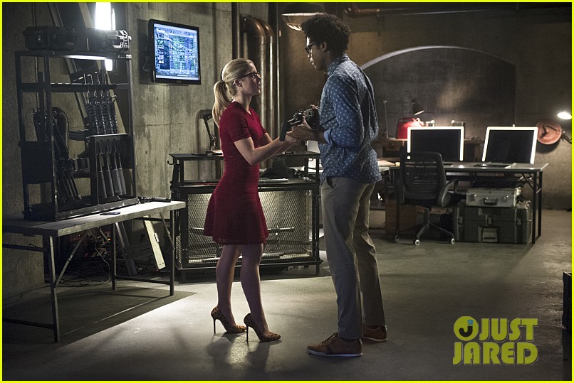 Tensions Mound Between Oliver & Diggle on Tonight's 'Arrow' | Photo ...