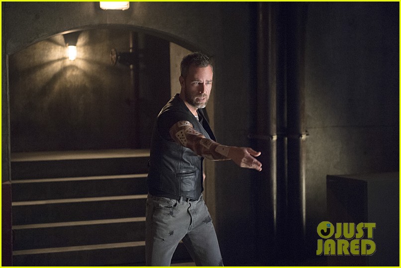 Tensions Mound Between Oliver & Diggle on Tonight's 'Arrow' | Photo ...