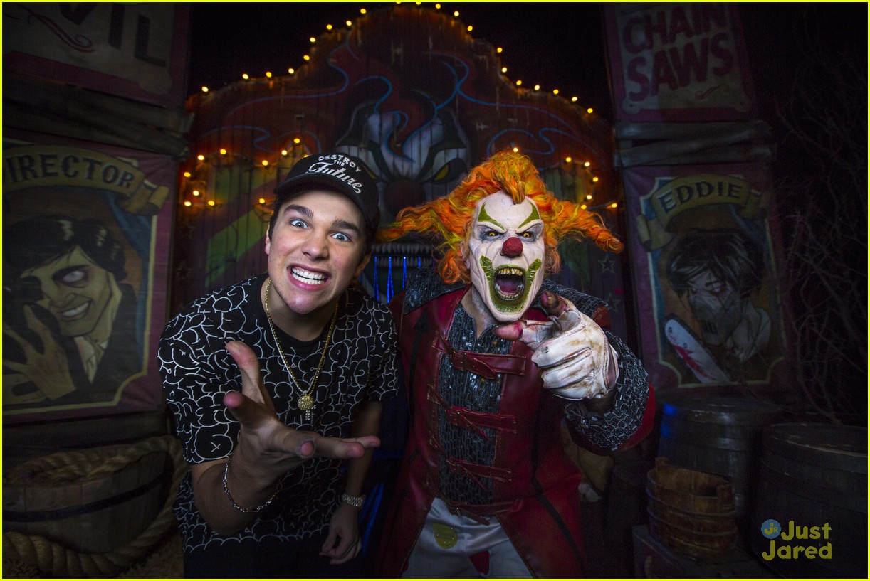 Austin Mahone Chills With Spider-Man At Universal Orlando | Photo ...