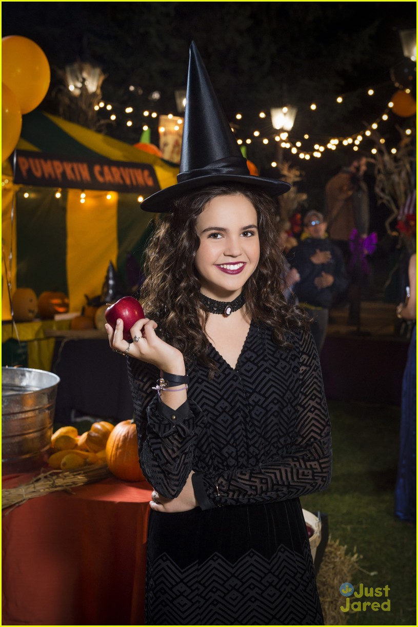 Bailee Madison Turns Into A Witch For 'Good Witch' Halloween Special ...