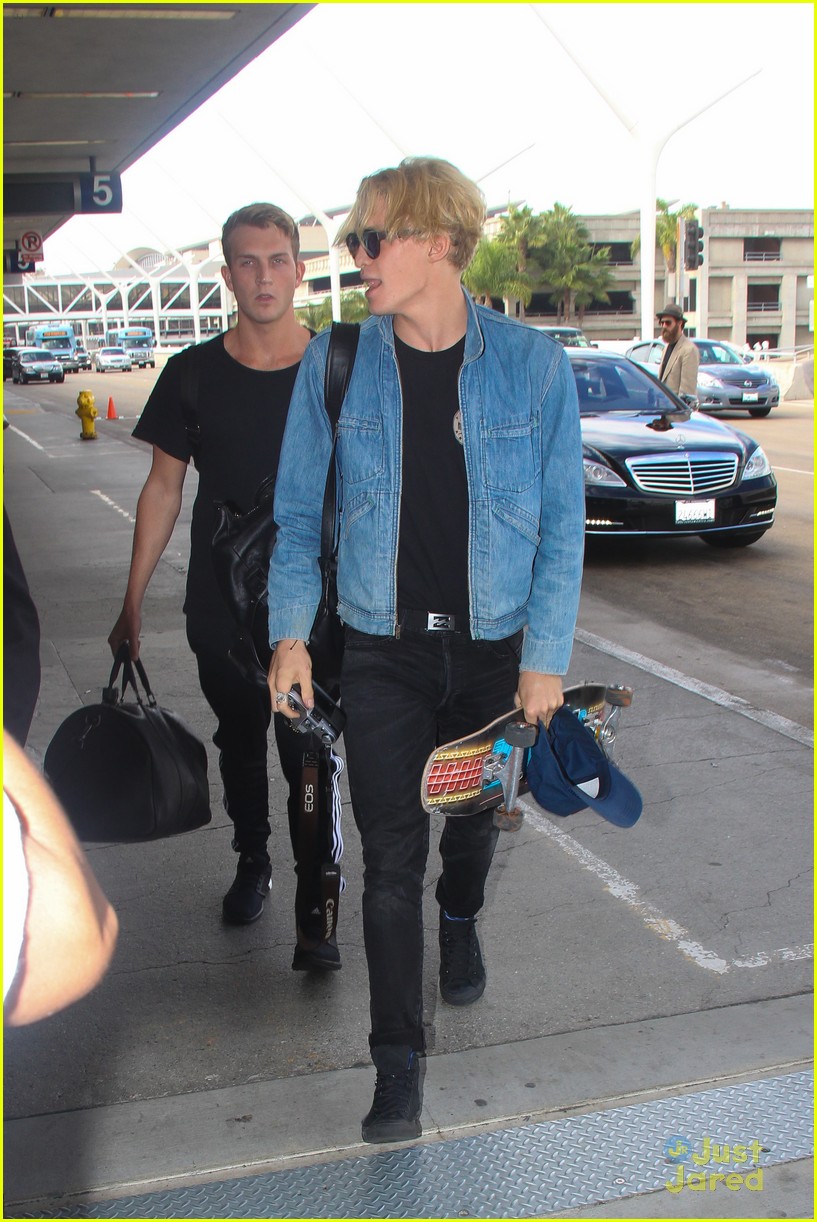 Cody Simpson Fuels Dating Rumors After Kissing Model Sahara Ray | Photo ...