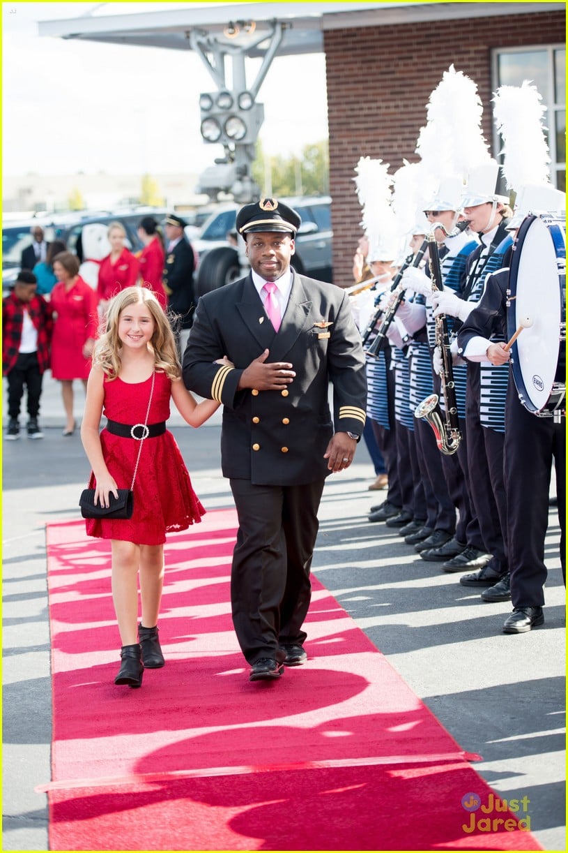 Francesca Capaldi Earns Her Flight Attendant Wings At Snoopy's Award ...