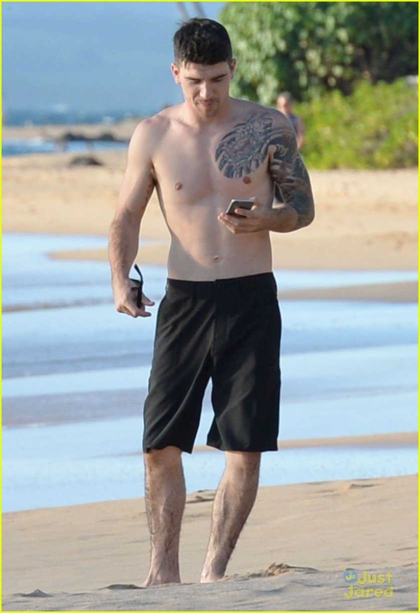 Janel Parrish Has Fun In the Sun With Boyfriend Justin Altamura in Maui ...