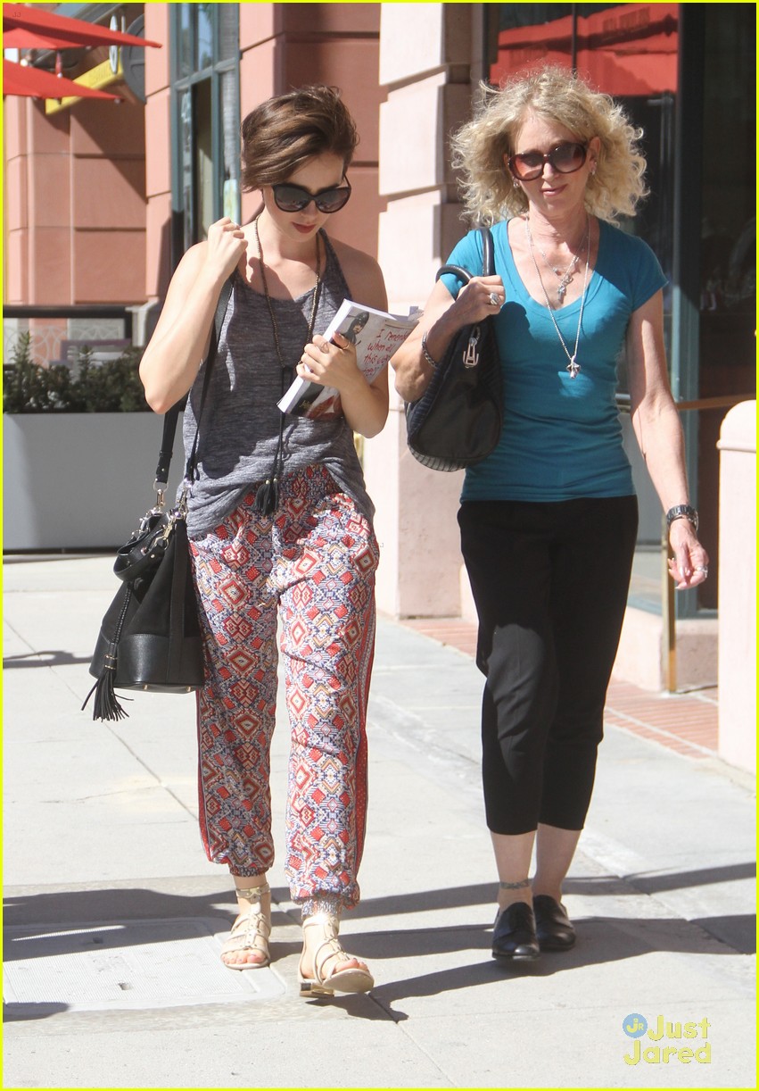 Lily Collins & Mom Jill Catch Julien's Street Art Auction | Photo ...