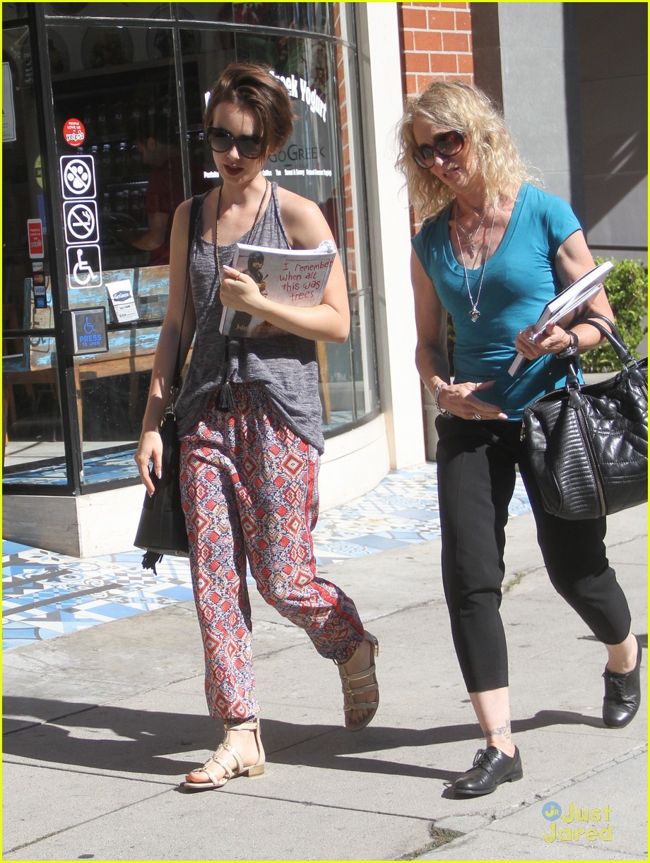 Lily Collins & Mom Jill Catch Julien's Street Art Auction | Photo ...