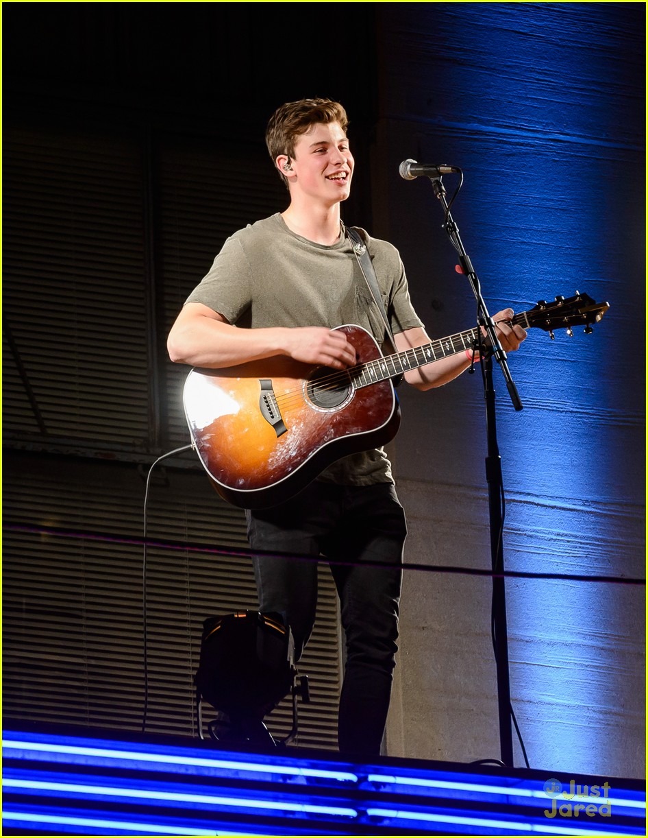 Shawn Mendes Plays Pop Up Show On Top of Radio City's Marquee For ...